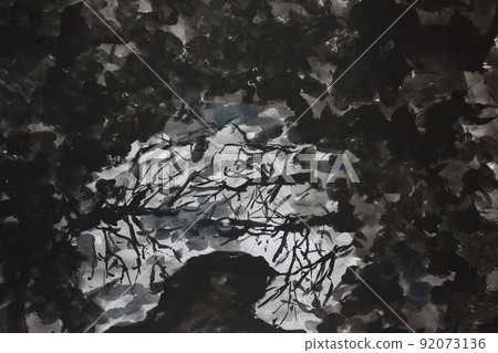 Sky, man and trees reflection in puddle. Autumn...-插圖素材 [92073136 ...