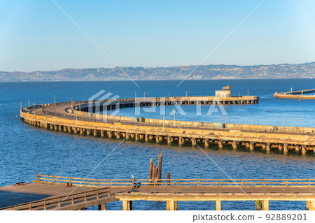 Curved pier at Fisherman's Wharf at San... - Stock Photo [92889201] - PIXTA