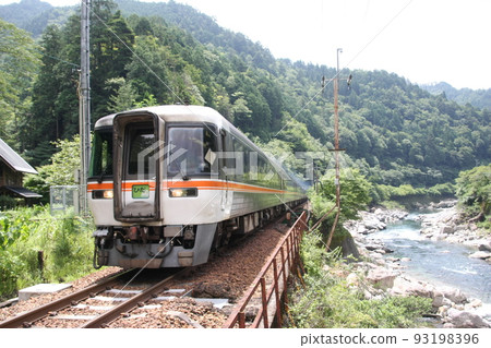 Kiha 85 series Hida heading for Takayama - Stock Photo [93198396] - PIXTA