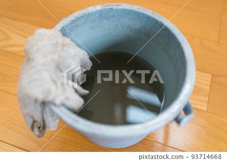 Wetch and bucket - Stock Photo [93714668] - PIXTA
