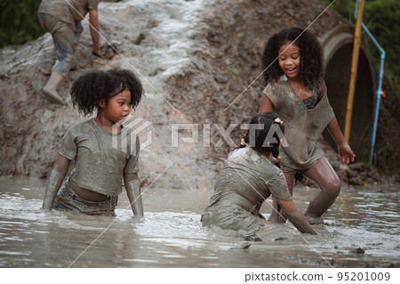 Group of happy children girl playing in wet mud...-照片素材（圖片） [95201009 ...