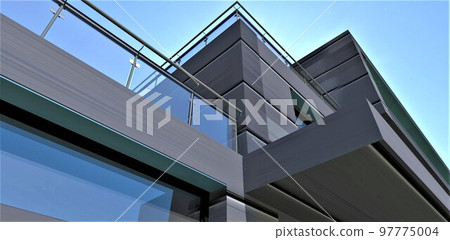 Bottom view of an amazing country house against...-插圖素材 [97775004 ...