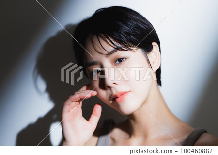 Short hair female shadow - Stock Photo [100460882] - PIXTA