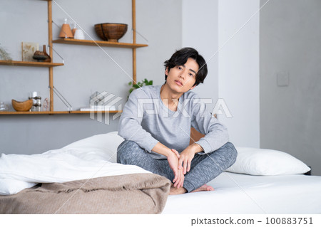 young man waking up - Stock Photo [100883751] - PIXTA