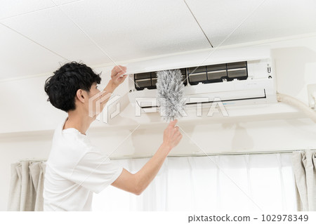 Man cleaning the air conditioner - Stock Photo [102978349] - PIXTA