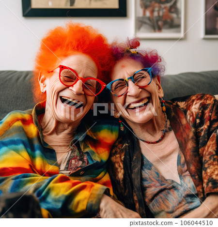 Two Friends in Their 70s Bonding Over Laughter...-插圖素材 [106044510 ...
