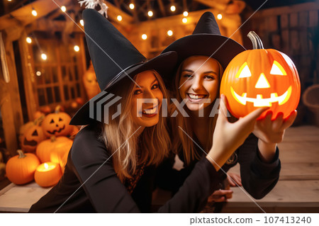 Two young women friends wearing witch hats...-插圖素材 [107413240] - PIXTA圖庫