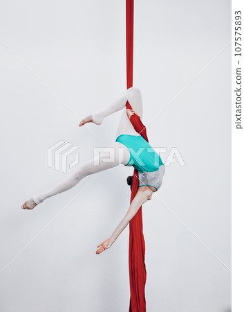 Aerial silk, acrobat and gymnastics with a...-照片素材（圖片） [107575893 ...