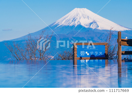 （靜岡縣）伊豆全景公園 Ao Terrace 外的富士山被白雪覆蓋-照片素材（圖片） [111717669] - PIXTA圖庫