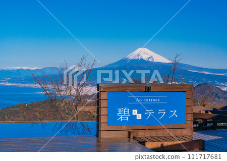 （靜岡縣）伊豆全景公園 Ao Terrace 外的富士山被白雪覆蓋-照片素材（圖片） [111717681] - PIXTA圖庫