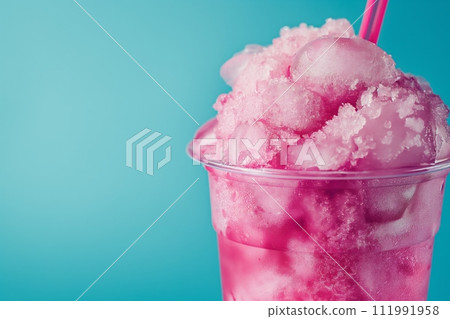 Pink crushed ice slushy in a clear cup with a...-插圖素材 [111991958] - PIXTA圖庫
