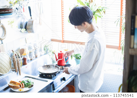 Man making breakfast - Stock Photo [113745541] - PIXTA