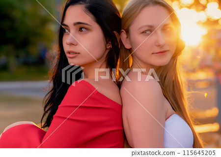 Two women in love - Stock Illustration [115645205] - PIXTA