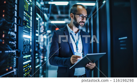 IT engineer provide maintenance in server room,...-插圖素材 [116198298 ...