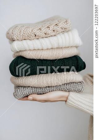 Second hand knitwear in natural tones-插圖素材 [122203697] - PIXTA圖庫