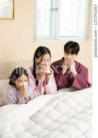 Parents watching their child learn from behind - Stock Photo [125341887 ...