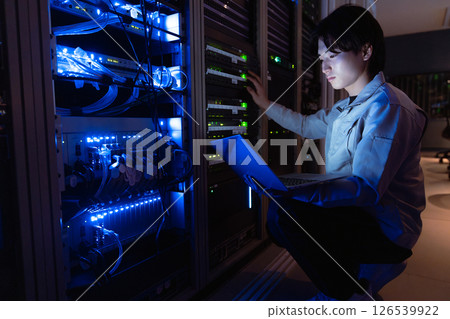 Technician working in server room - Stock Photo [126539922] - PIXTA