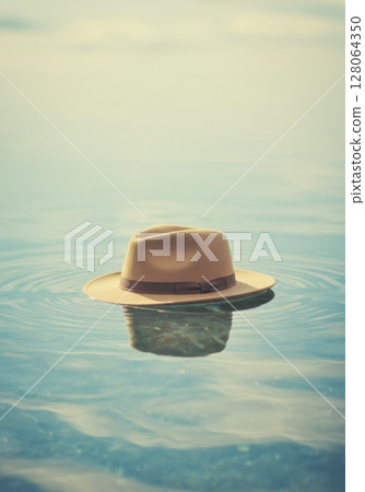 Tan Straw Hat Floating on Calm Blue Water-插圖素材 [128064350] - PIXTA圖庫
